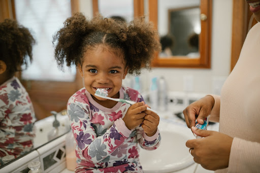 Nos 12 meilleurs trucs pour aider votre enfant à se brosser les dents